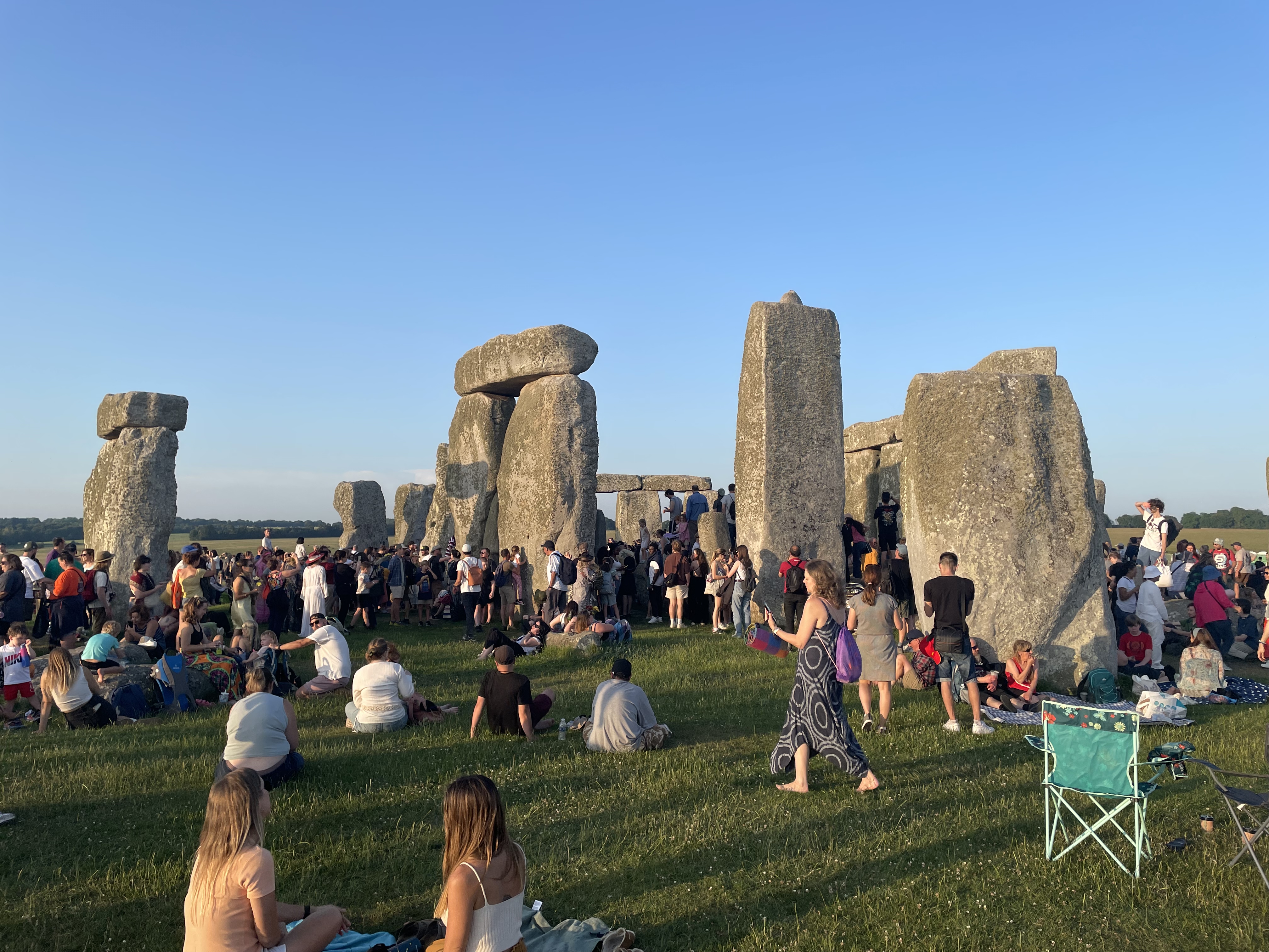Thousands mark Summer Solstice at Stonehenge | News - KISSTORY